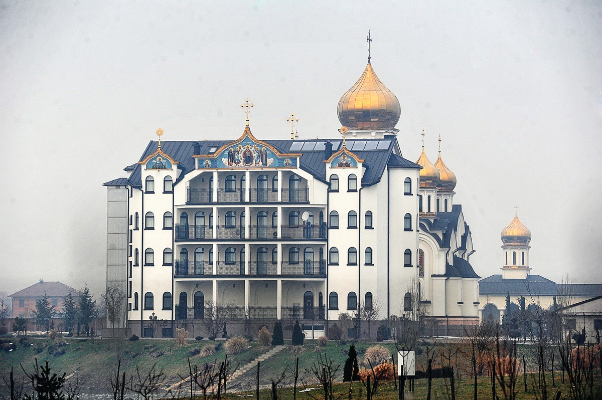 ZLATO, MERMER, KULE I GRADOVI Pogledajte u kakvoj raskoši Kačavenda ...