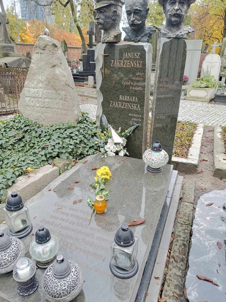 Warszawskie Powązki. Groby Woźniaka-Staraka, Kory i nie tylko - Kobieta