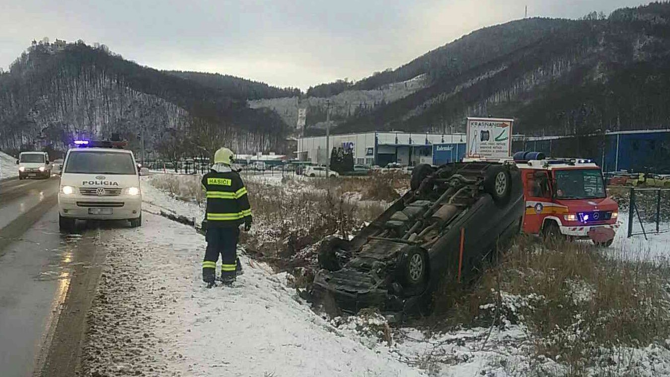 Nehoda v Považskej Bystrici: Vozidlo skončilo prevrátené na streche | Koktejl.sk