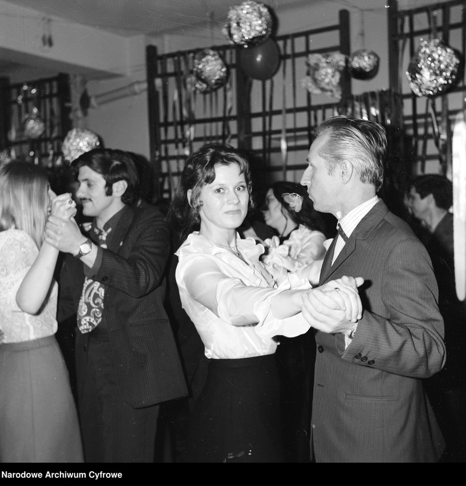 Studniówka w PRL-u. Białe bluzki, krótkie krawaty i bal na sali ...