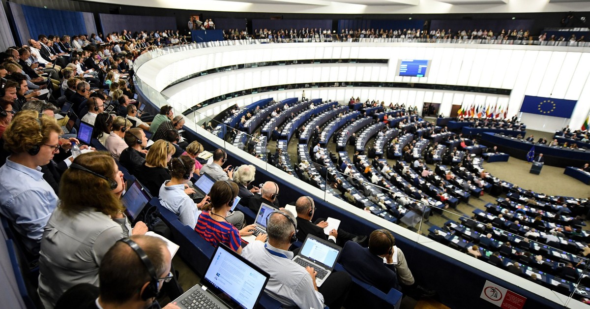 Europarlament przyjął rezolucję wobec Węgier. Szef MSZ: To małostkowa ...