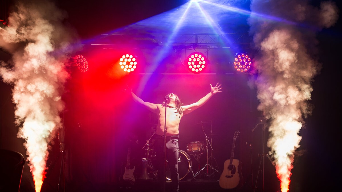 Łukasz Drewniak pisze o spektaklu ,,Alfabet Rocka. Ozzy Osbourne i jego jebacadło" w reżyserii ...