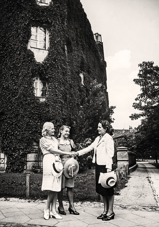 Szykowne lata 30. Wybrane zdjęcia z albumu „Warszawa lata 30.” - Moda