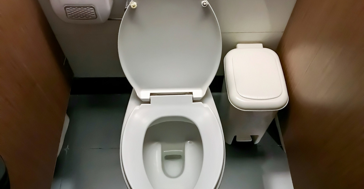Eksperci mówią, dlaczego nie można robić siku "na Małysza" w publicznych toaletach