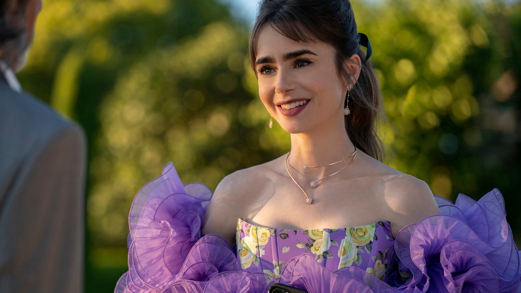 35 éves lett az Emily Párizsban színésznője - íme 10 szett, amiben ...