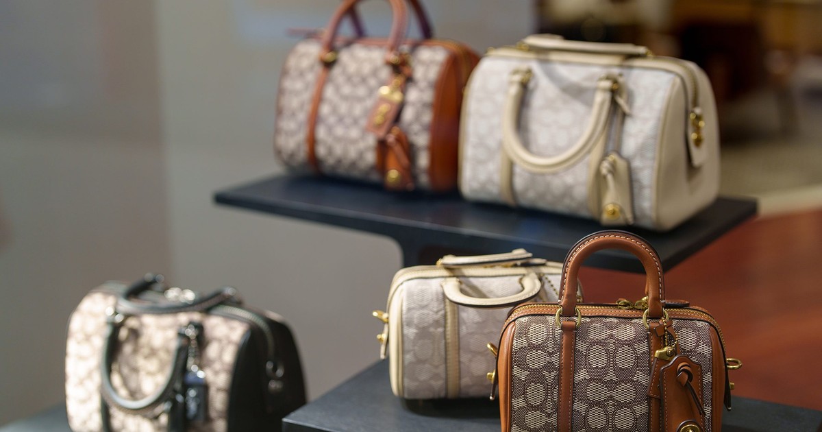 I'm a sales associate at Coach. Here are 5 tips for securing the best ...