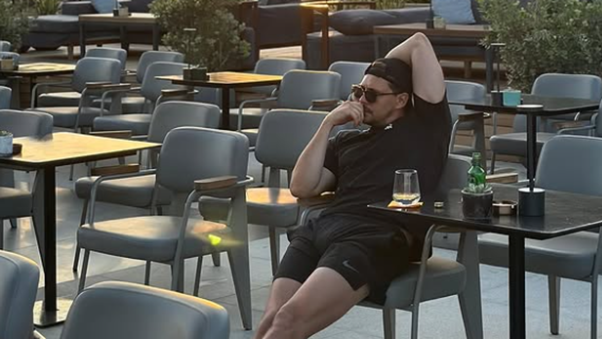 Miloš Biković dao desetine hiljada evra na odmor, a pozirao sam u praznom lokalu - Blic