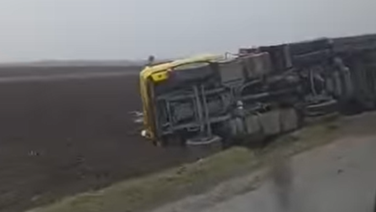 Saobraćajna nesreća kod Šida: Prevrnuo se kamion, roba se sručila na automobil (VIDEO) - Blic