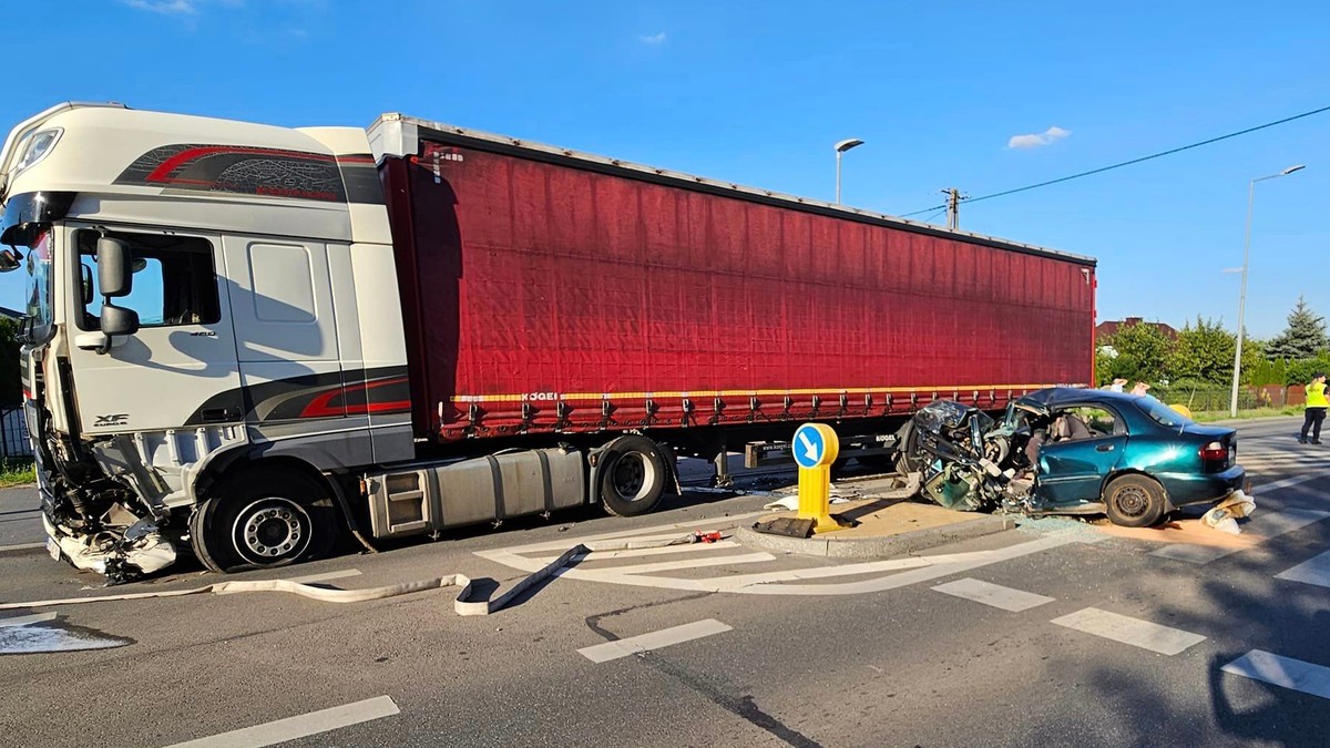 Straszny wypadek w Ostrołęce. Lanos zderzył się czołowo z tirem
