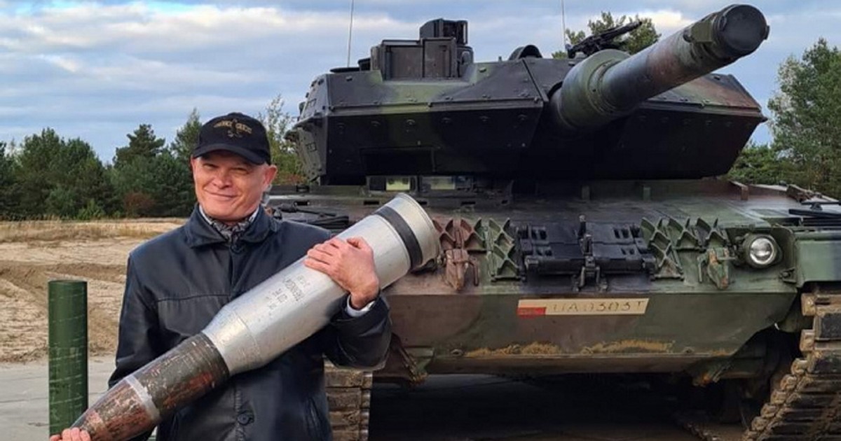 Poseł Waldemar Andzel pozował z bronią. Zapewnia, że to jego praca