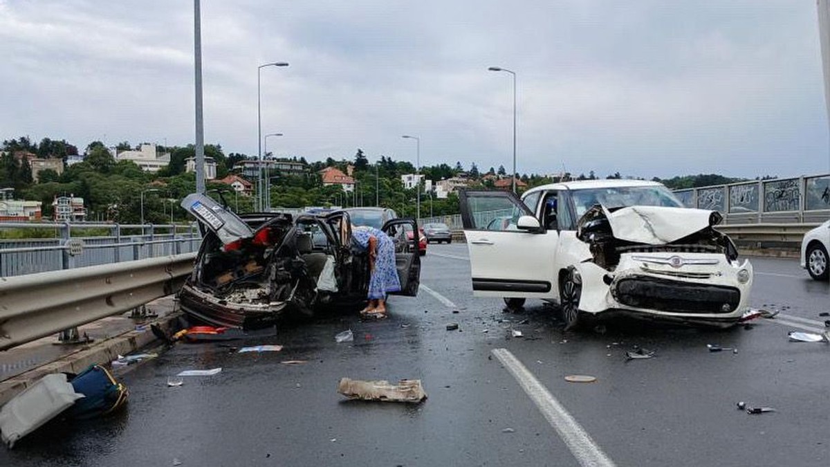 Stravična saobraćajna nesreća na mostu na Adi: Sudarila se dva vozila, jedna osoba stradala ...