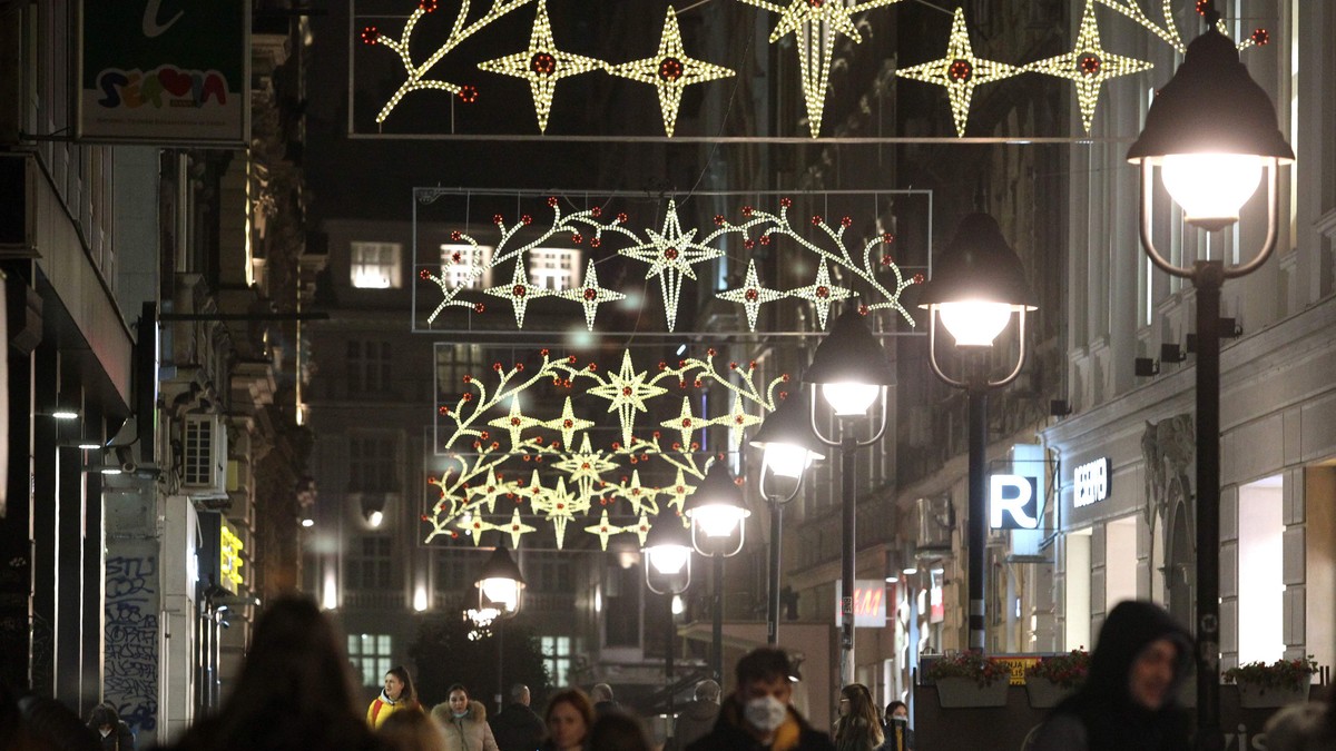 Kada u Rumi vide novogodišnju dekoraciju, ljudi se i bukvalno prekrste ...