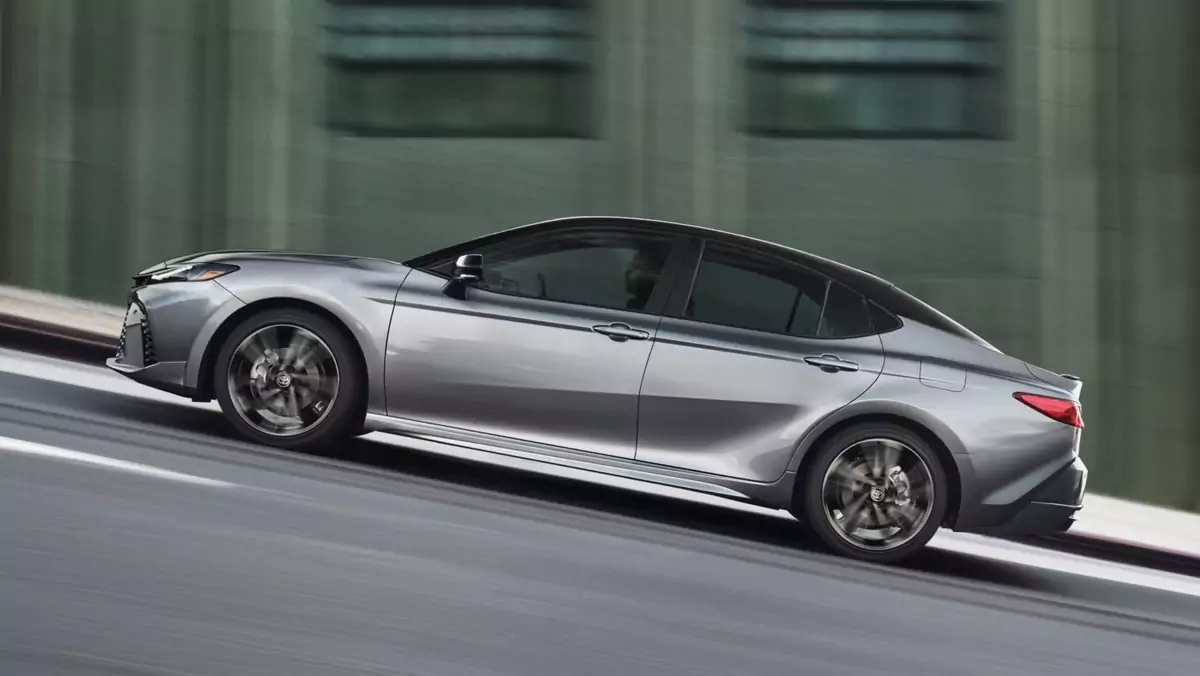 Nowa Toyota Camry. Mamy pierwsze zdjęcia i wiemy, czy trafi do Polski