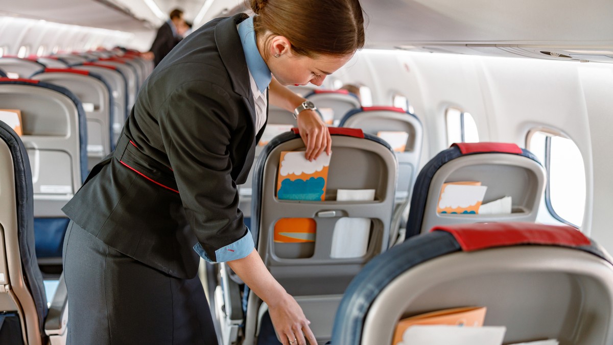 Stewardesa ostrzega. "Planujesz ubrać szerokie spodnie do samolotu ...