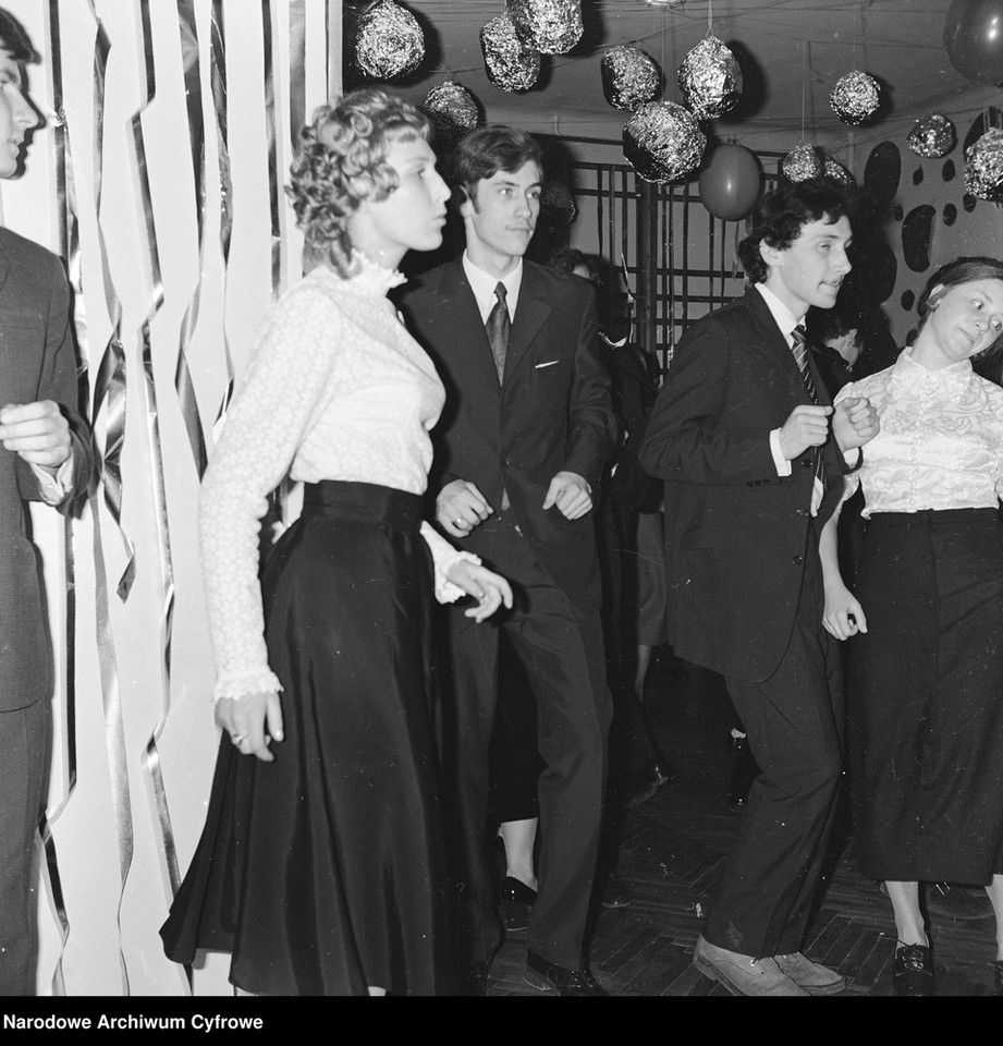 Studniówka w PRL-u. Białe bluzki, krótkie krawaty i bal na sali ...