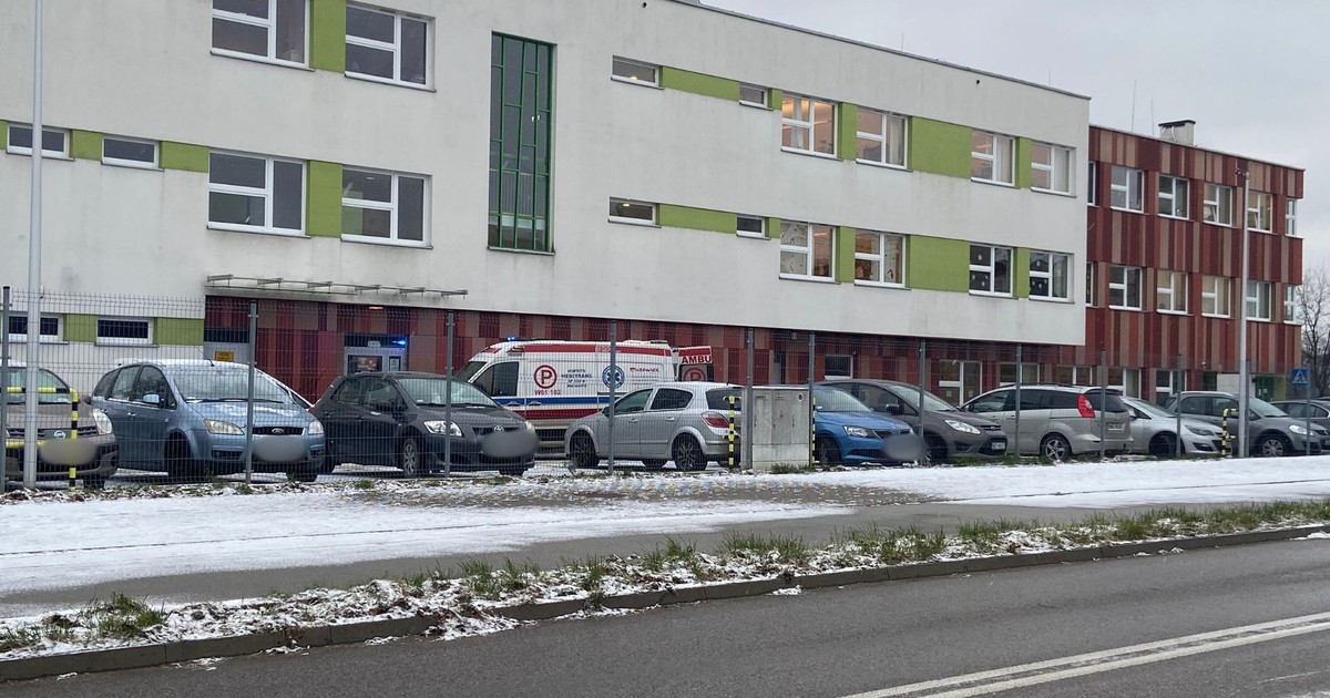 Śmierć w szkole na warszawskiej Białołęce. Nie żyje 66-letnia ...