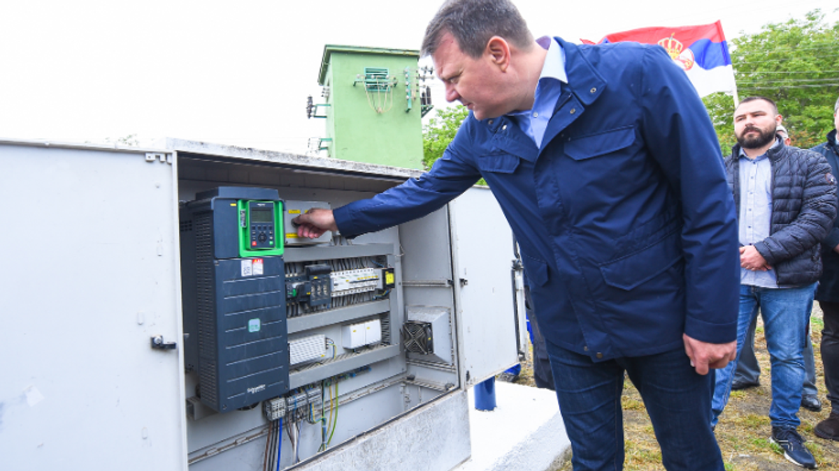 Mirović pustio u rad i postrojenje za distribuciju vode u Radojevu - Blic