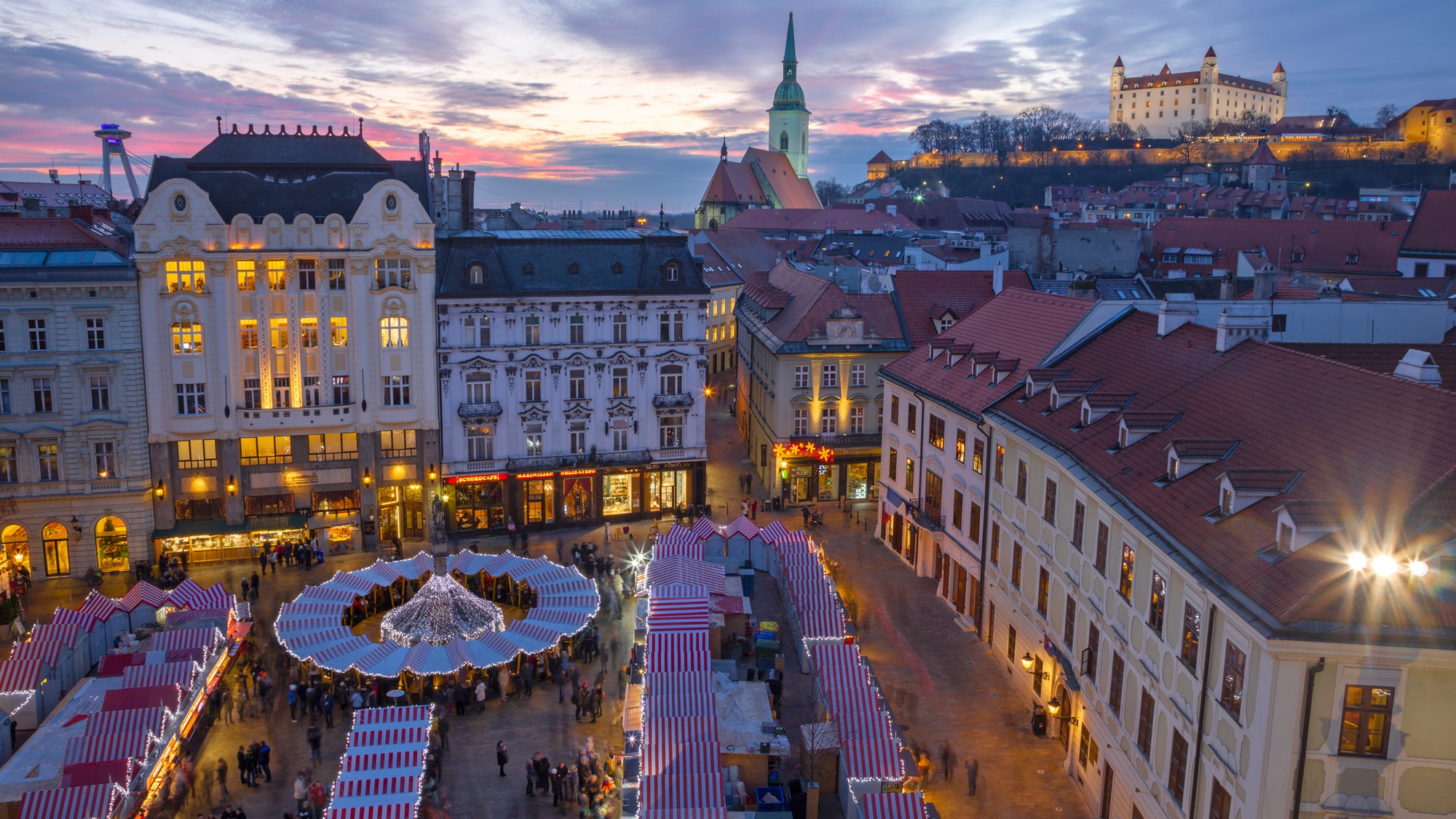 Bratislava je pripravená na Vianoce: Hlavne námestie už zdobí 12 ...