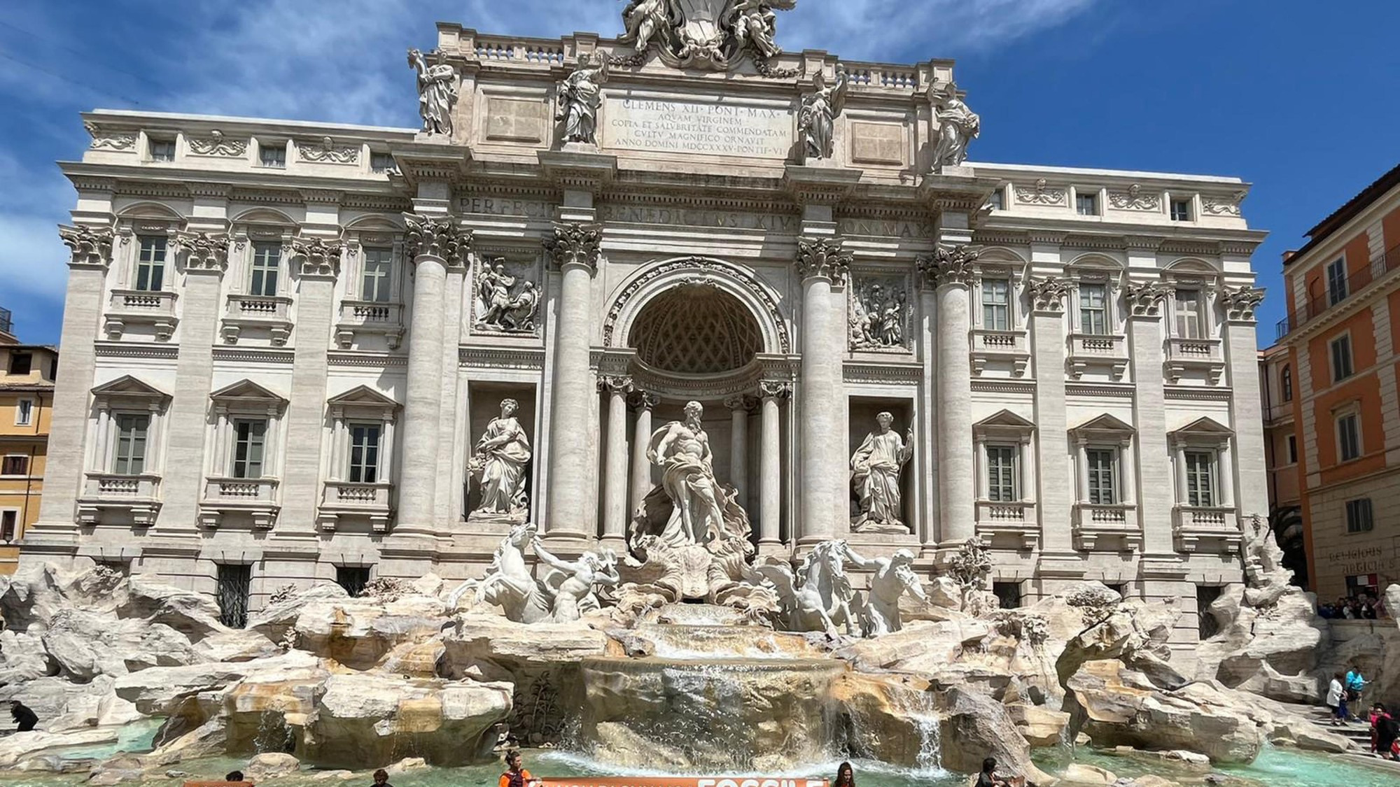 Aktivisti naliali do slávnej Fontány di Trevi v Ríme...: Uvidíte vodu a ...