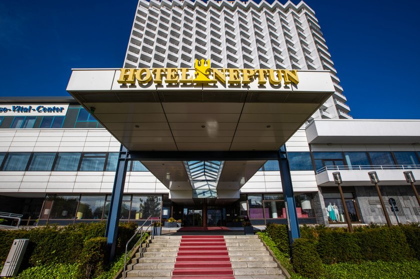 Złote balkony na Hotelu Neptun. Wyjątkowa instalacja zachwyca turystów