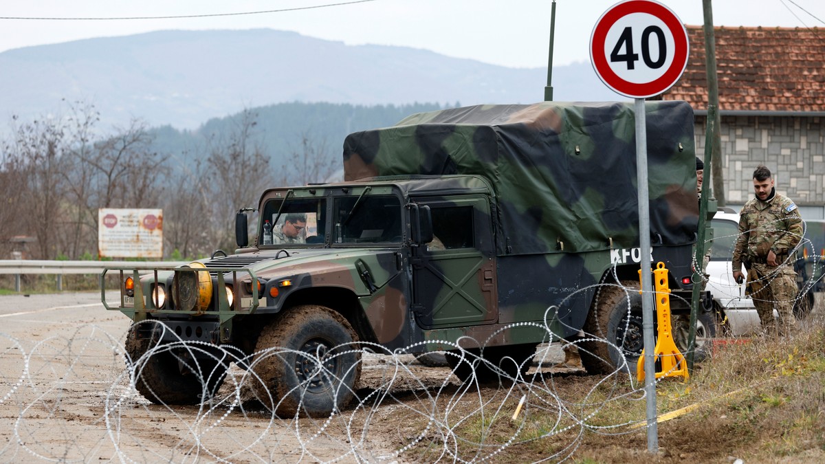 Komandant KFOR-a: Spremni smo da hitno reagujemo u slučaju bilo kakve pretnje Kosovu - Blic