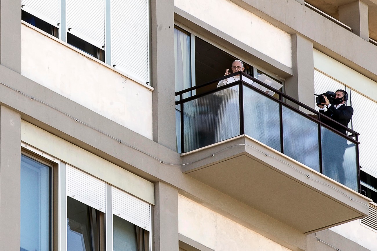 PRVO POJAVLJIVANJE POSLE OPERACIJE Papa Franja sa balkona bolnice ... PRVO POJAVLJIVANJE POSLE OPERACIJE Papa Franja sa balkona bolnice ...