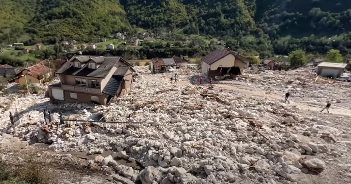Poplave u BiH: Dečak prolazi kroz ruševine i traži najboljeg druga - Blic