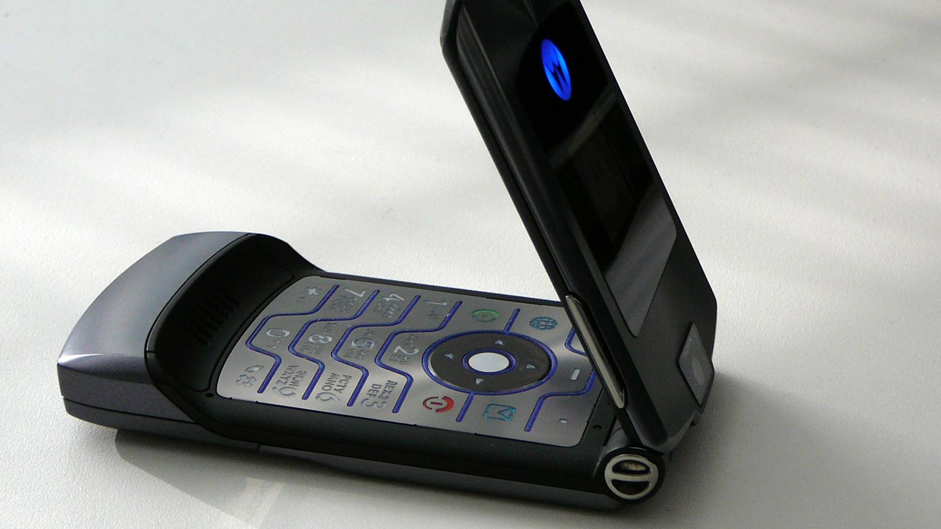 Das legendäre Motorola Razr kommt zurück – als Klapp-Handy! - Noizz