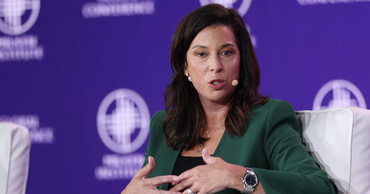 EY CEO says AI won't decrease its 400,000-person workforce — but it ...