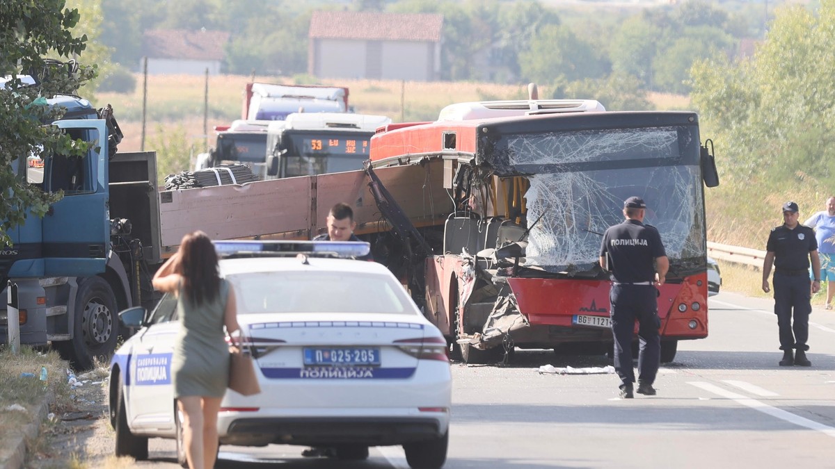 Prve slike sa mesta sudara autobusa i kamiona u Umki - Blic