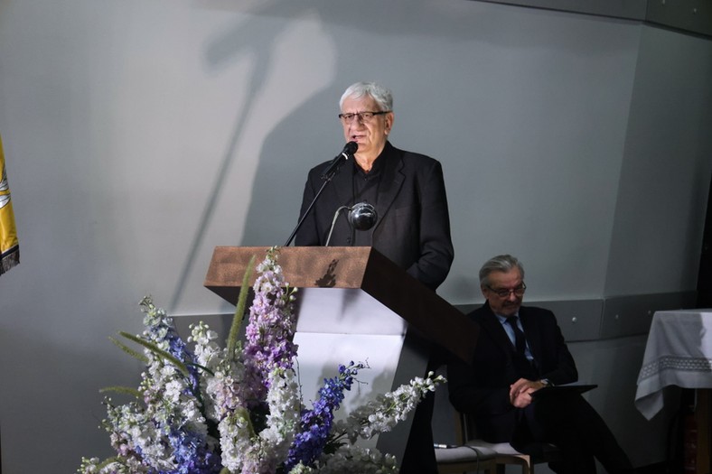 Wiktor Zborowski zagrał dla Stanisława Tyma na pogrzebie. Wiktor Zborowski zagrał dla Stanisława Tyma na pogrzebie.