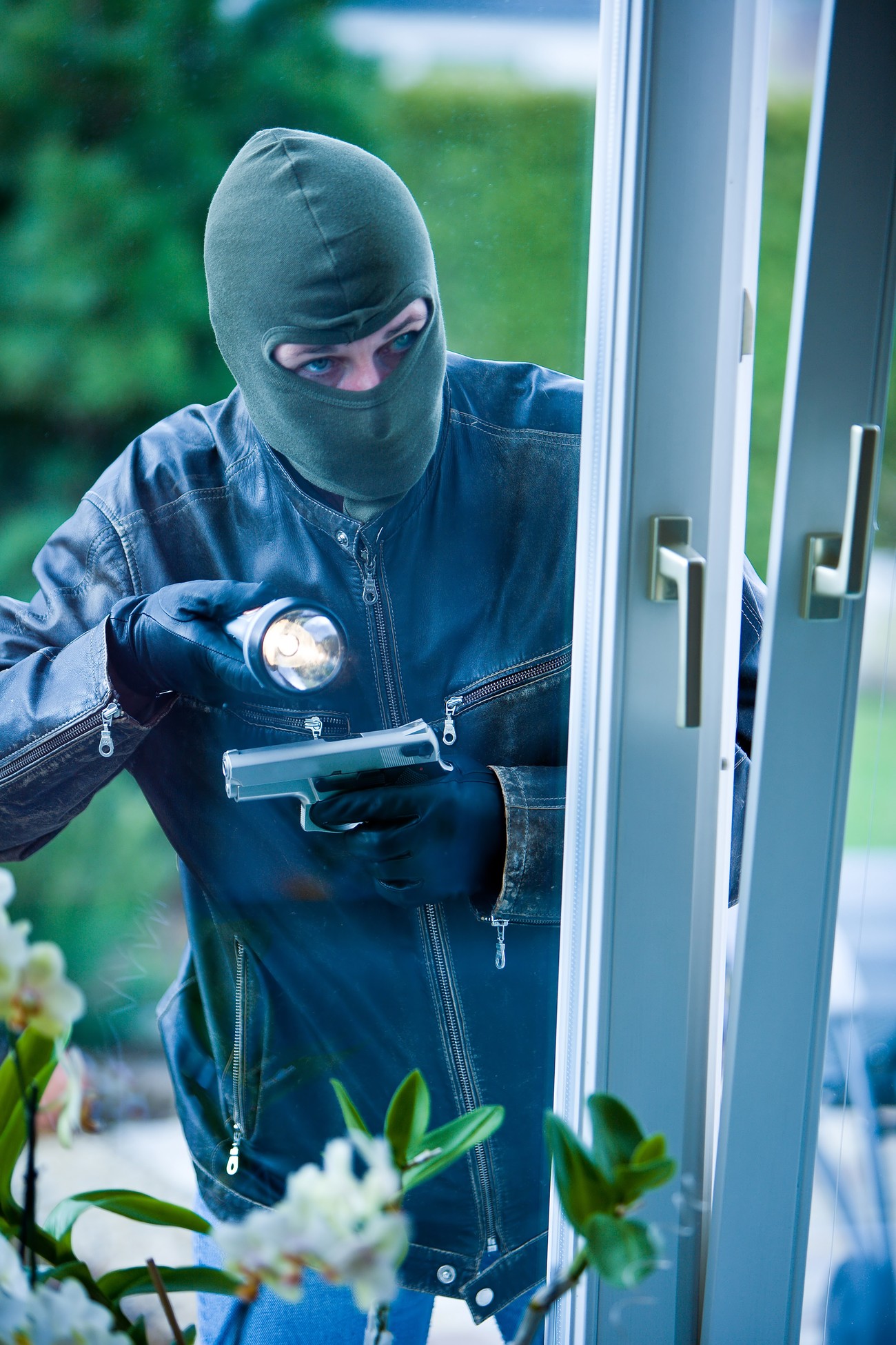 ORUŽANA PLJAČKA U NOVOM SADU: Razbojnik sa fantomkom upao u kladionicu ...