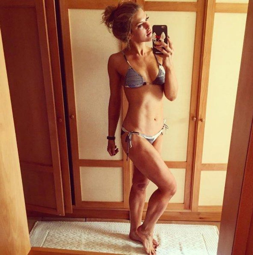 Seksowna Siostra Staraka W Skąpym Bikini