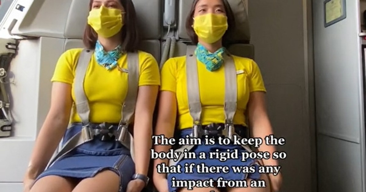 Stewardessy zawsze siadają w samolocie w jeden sposób. Wiadomo, dlaczego