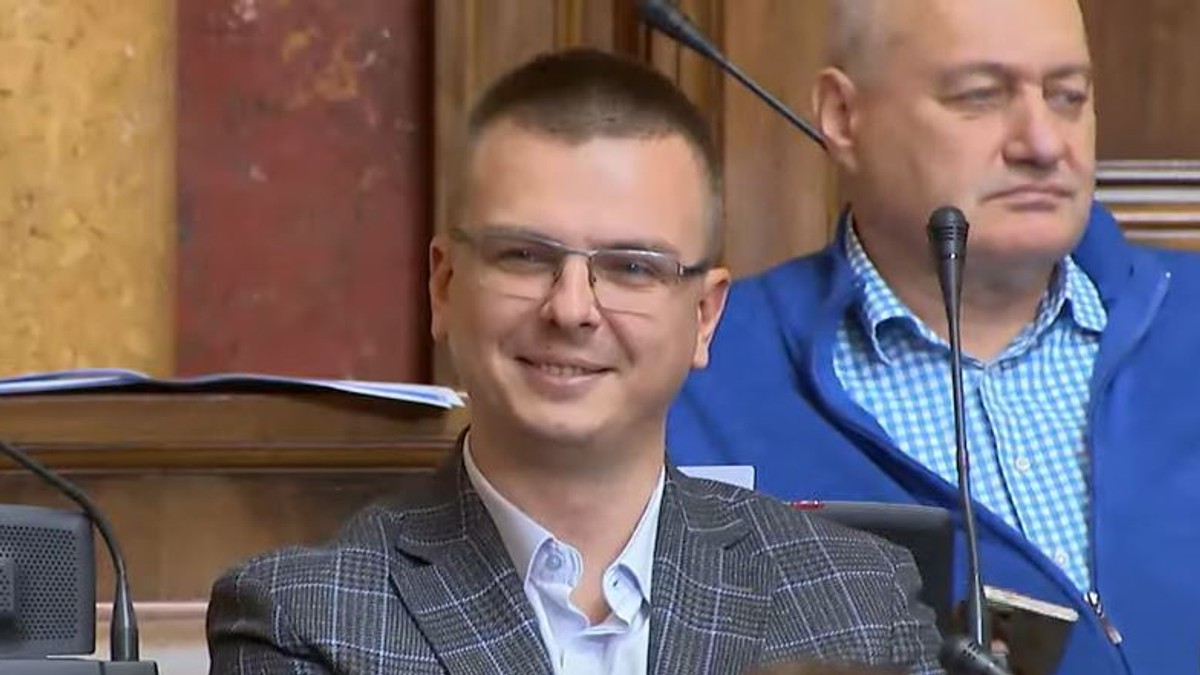 Skupština Srbije: Poslanici Miloš Parandilović i Bogdan Radovanović ...