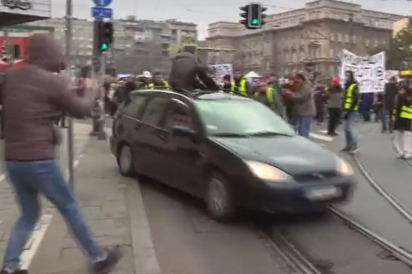 DEVOJKU VOZIO NA KROVU AUTOMOBILA Strašna scena tokom blokade u Beogradu: Studentkinja svesna ...