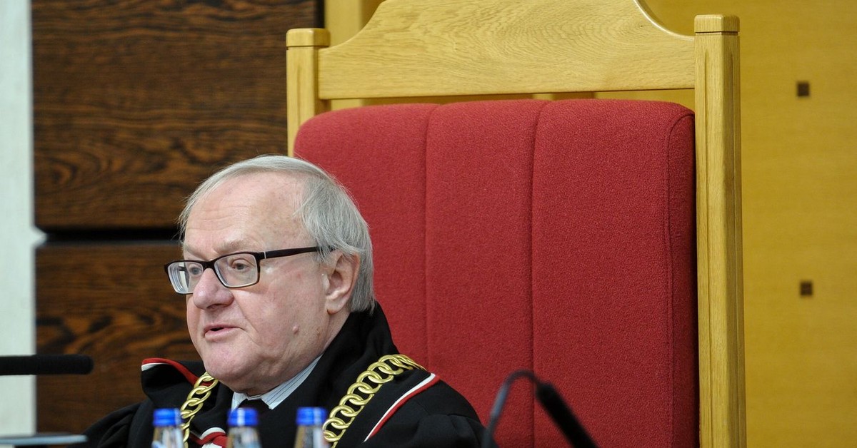 Wiceprezes TK Stanisław Biernat wysłany na zaległy urlop. Jest ...