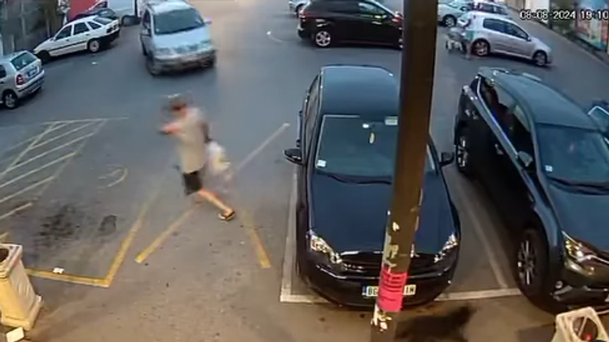 Vozio bez vozačke pa izgubio kontrolu, zakucao se u parkirane automobile i zamalo udario čoveka ...