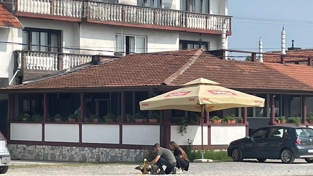 Potresne scene iz Loznice na mestu gde je ubijen Nikola Krsmanović (foto) - Blic