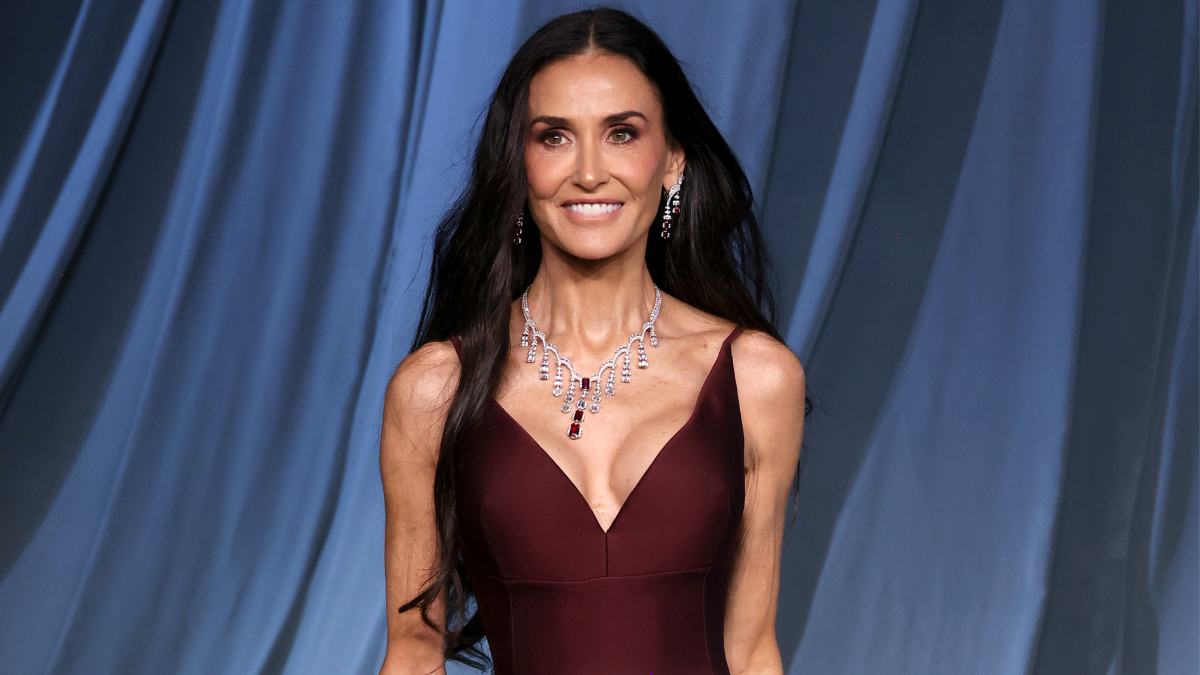 Demi Moore címlapfotója láttán elakadt a lélegzetünk, alig takarja ...