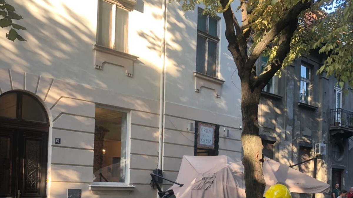 AUTO ULETEO U BAŠTU KAFIĆA Ne zna se ko je vozač automobila koji je napravio karambol u Beogradu ...