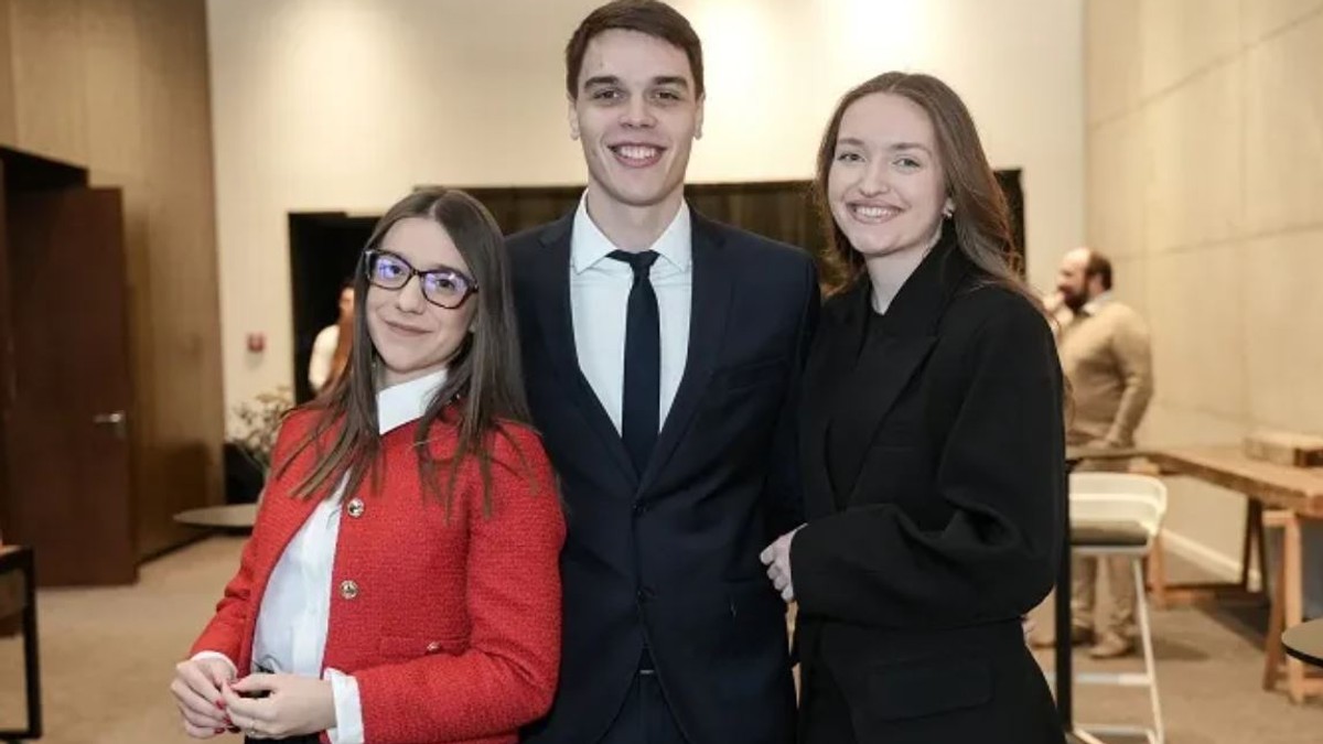 EKOF tim sa Ekonomskog fakulteta plasirao se među 16 najboljih timova ...