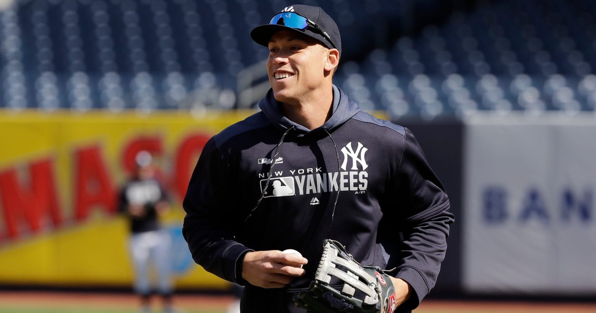Watch very large baseball star Aaron Judge run around Yankee Stadium ...