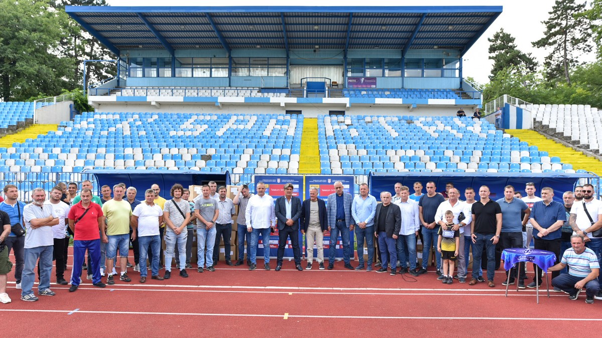 Grad Subotica: Fudbalski savez Srbije donirao sportsku opremu klubovima ...