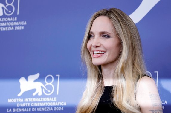 Angelina Jolie na festiwalu w Wenecji. Zmysłowa sukienka odsłoniła ...