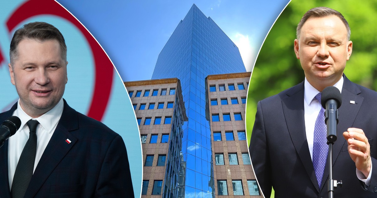 Tak Duda i Czarnek nagradzali kadru Collegium Humanum. W tle ogromna kasa