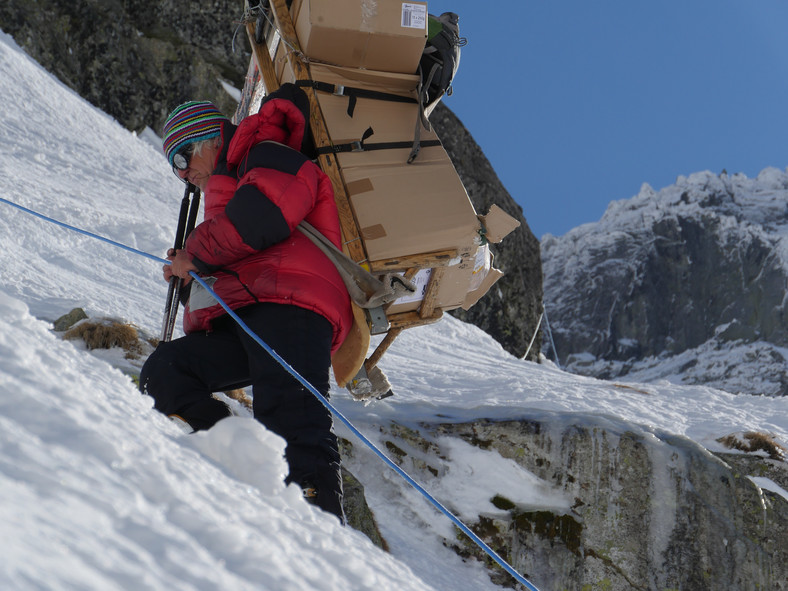 Toaleta wisząca nad przepaścią i "niewolnice" w Tatrach - Podróże