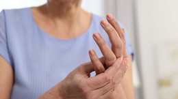 Nietypowy objaw raka płuc. Pojawia się na palcach i paznokciach. To tzw ...