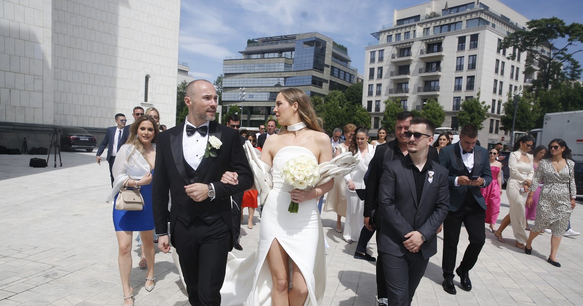 Srpski harmonikaš oženio lepu doktorku, a evo kako je teklo njihovo ...