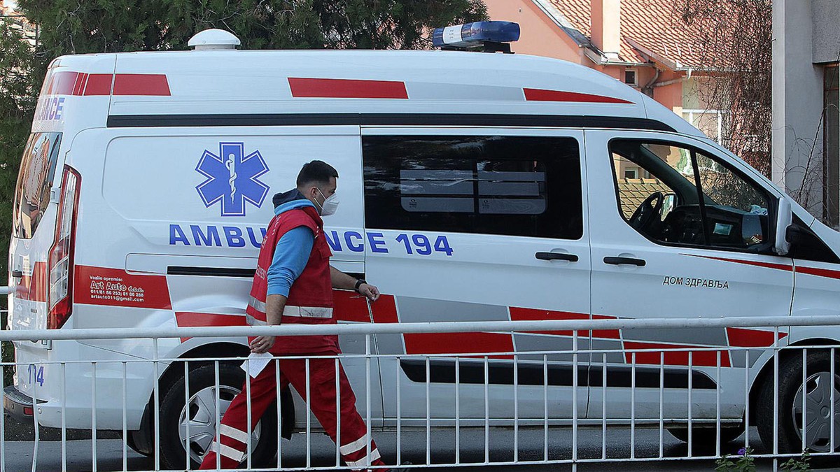 Drama u Niškoj Banji: Ženi pozlilo dok je sedela na klupi, Hitna pomoć nije uspela da je spasi ...